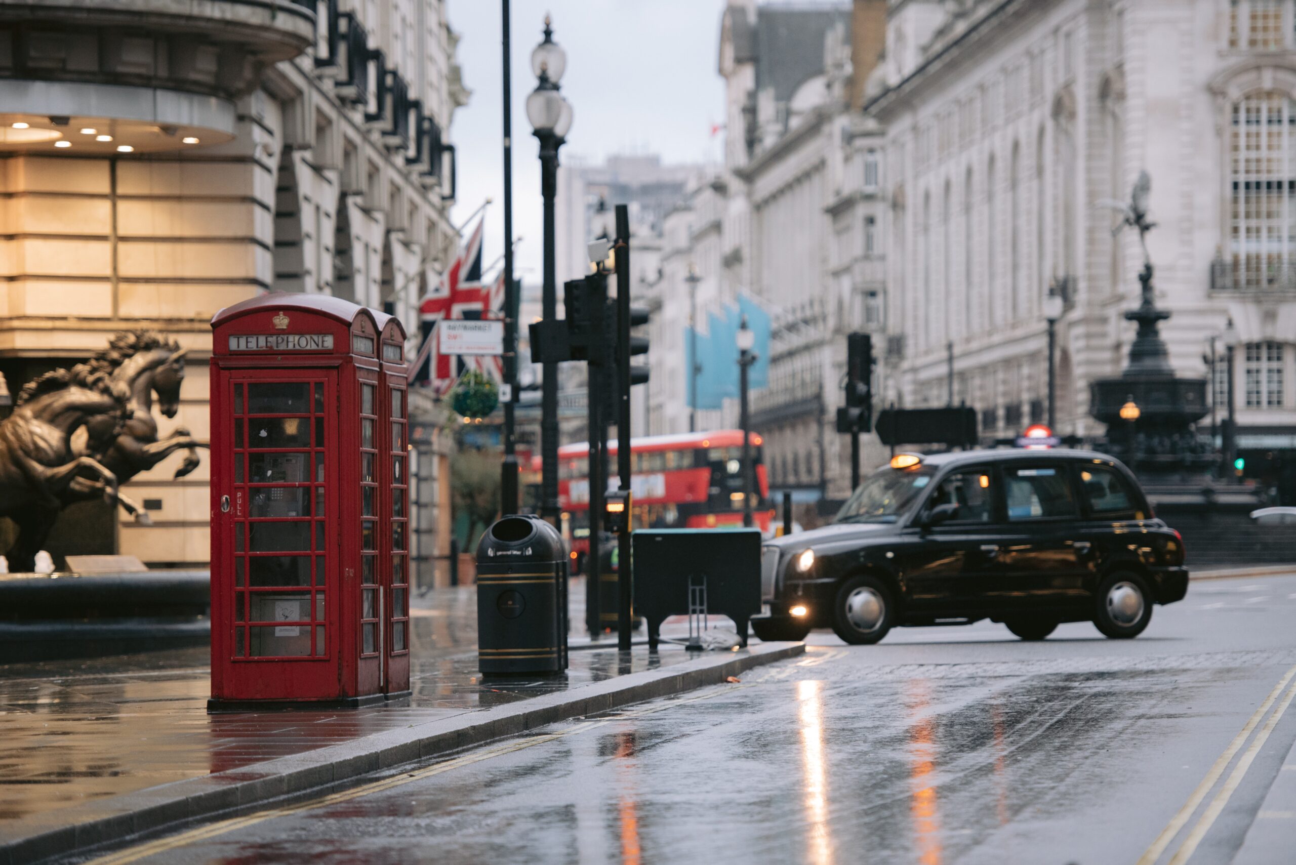 What To Do on a Rainy Day in London | Omescape